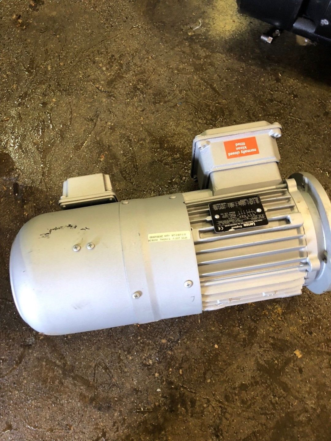 LENZE M80B4 3 PHASE AC MOTOR, 0.75/0.9KW, 50/60HZ, 1420/1700 RPM (P6)