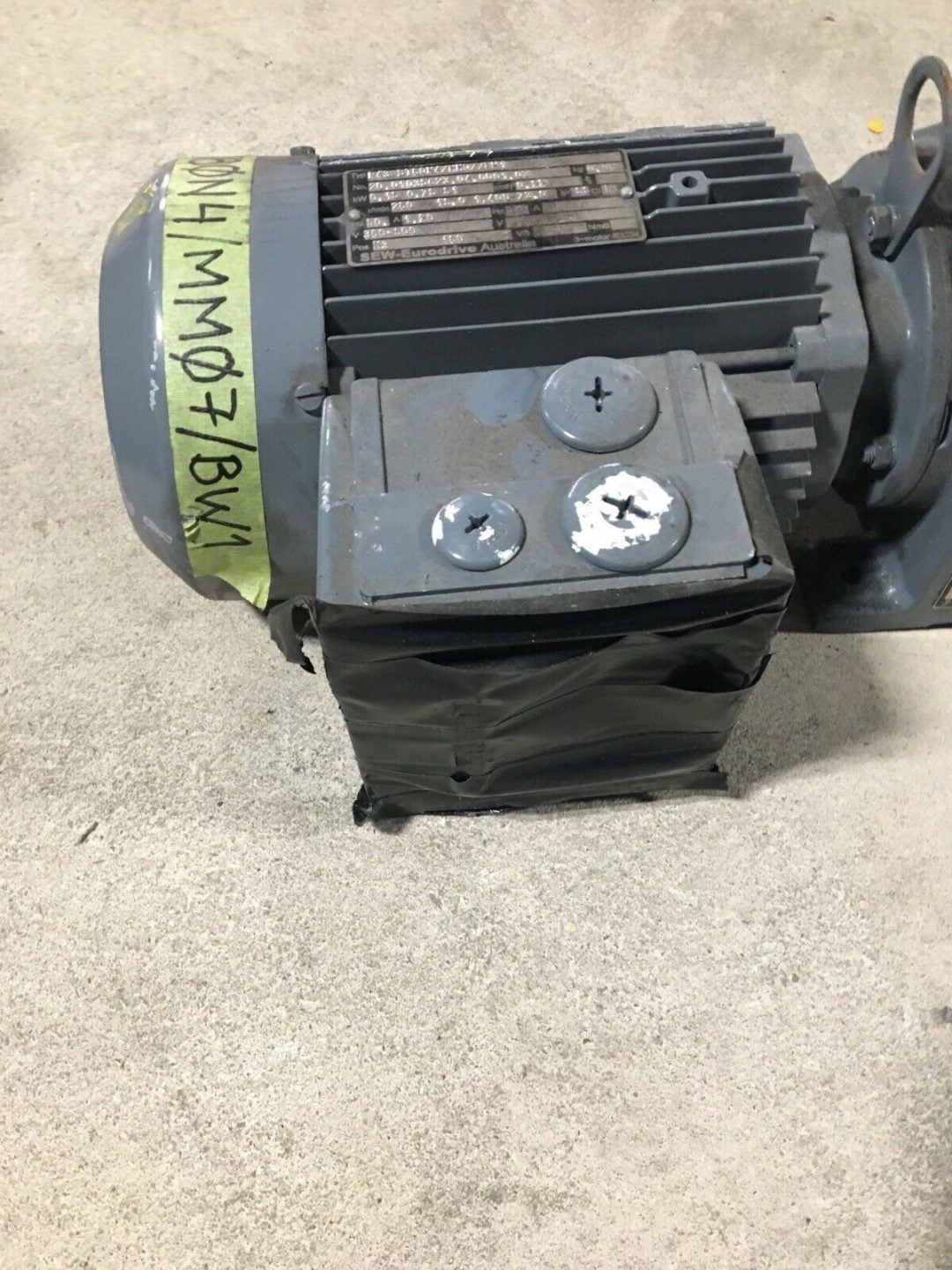 SEW EURODRIVE R43 DT80M4/HM07/BW1